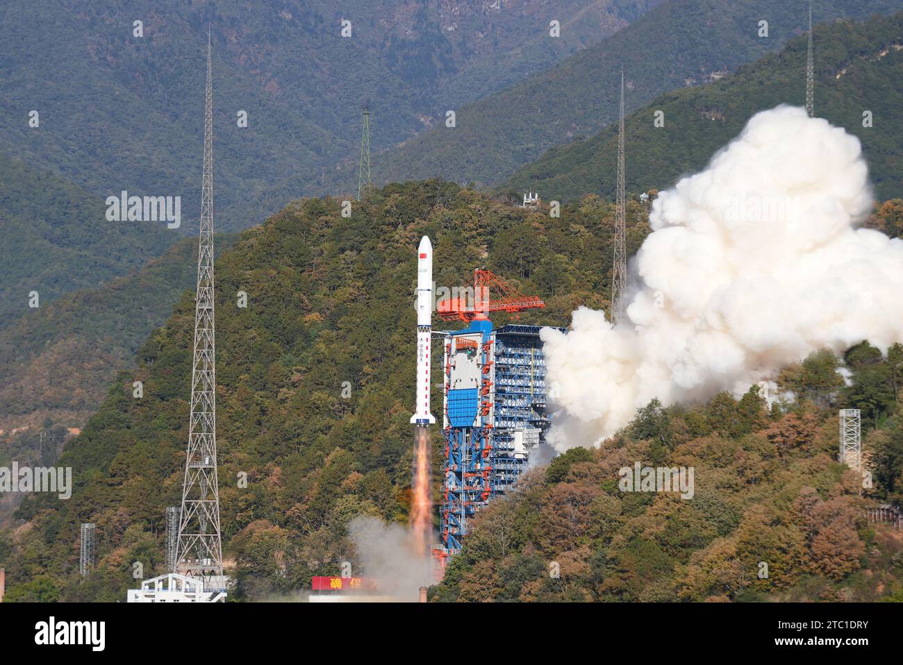 Xichang. Dezember 2023. Eine Langmarsch-2D-Trägerrakete mit dem Yaogan ...