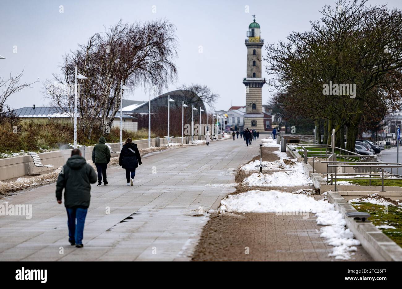 10. Dezember 2023, Mecklenburg-Vorpommern, Warnemünde: Bei Temperaturen ...