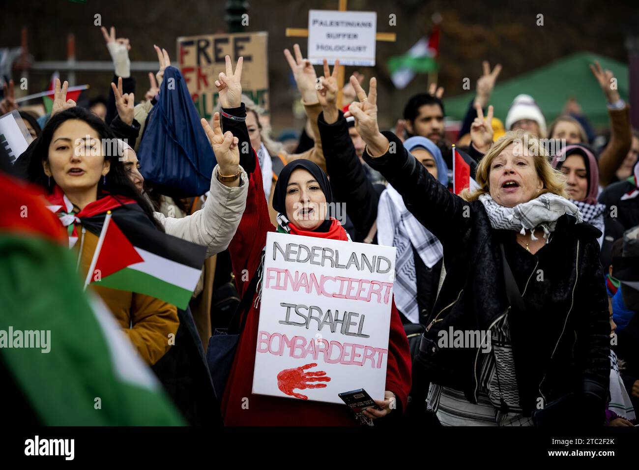 DEN HAAG - Teilnehmer an einer pro-palästinensischen Demonstration vor dem Haager CS-Bahnhof ...