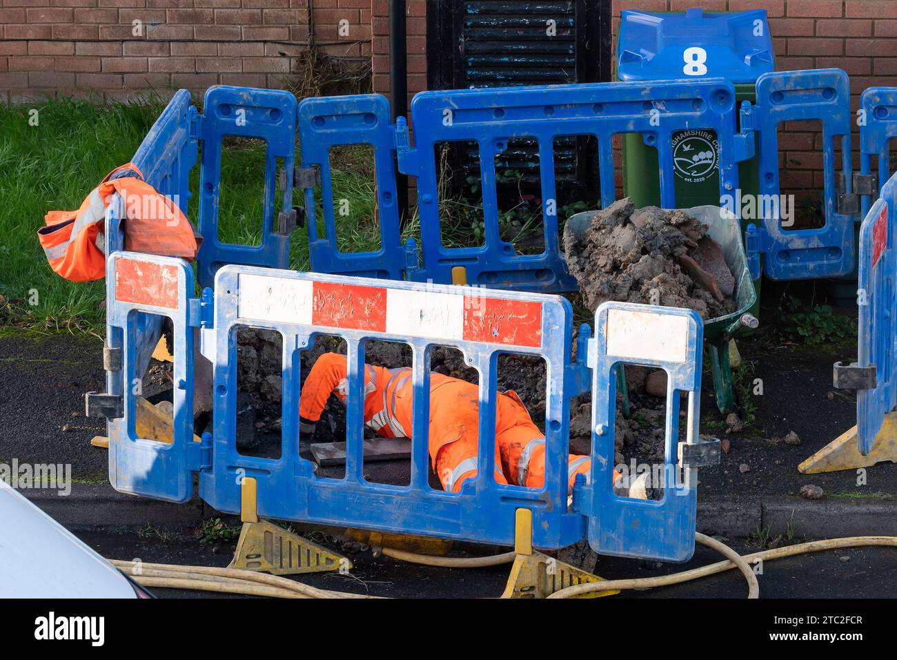 Thames water contractor capelwood utilities -Fotos und -Bildmaterial in ...