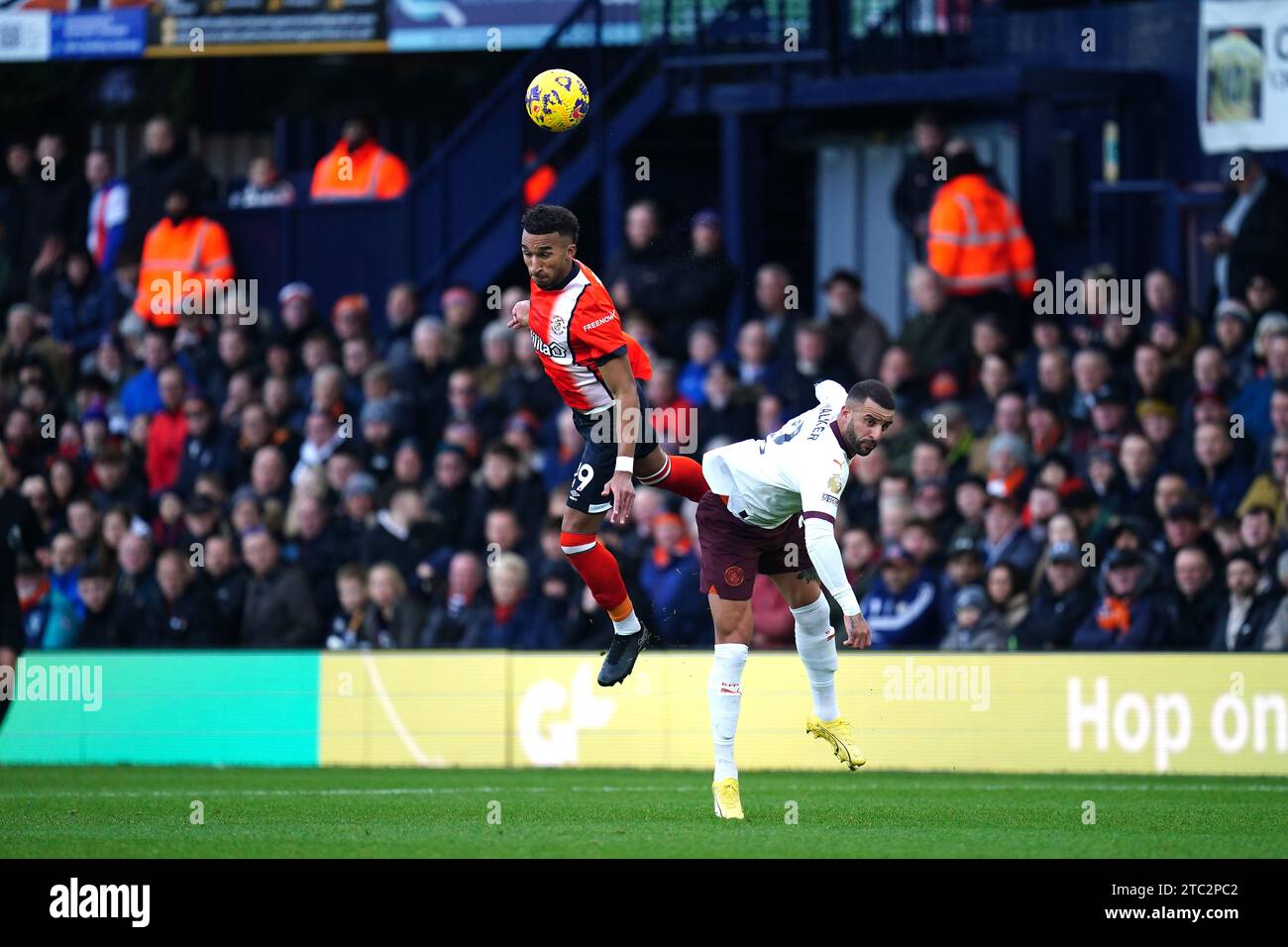 Luton Town's Jacob Brown (links) und Manchester Citys Kyle Walker ...