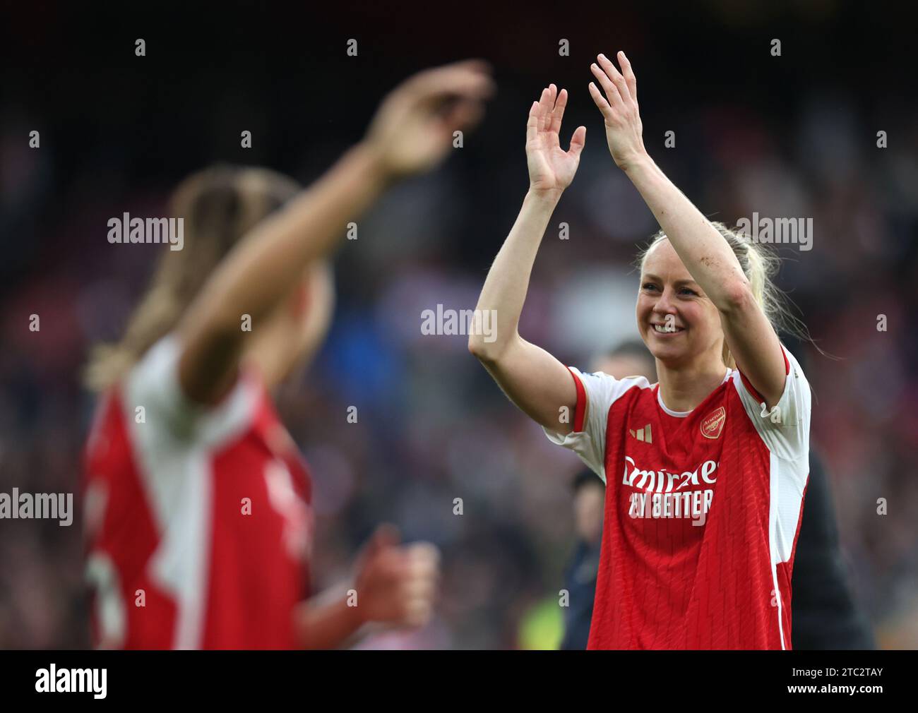 Amanda Ilestedt von Arsenal lobt die Fans nach dem Spiel der Barclays ...