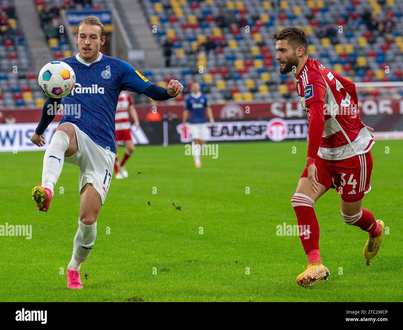 Timo Becker (Holstein Kiel, #17) bei der Ballannahme wird durch Nicolas ...