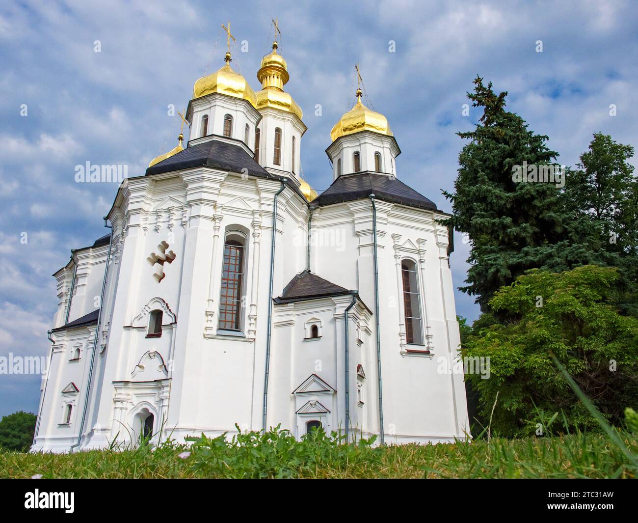 Die orthodoxe Kirche St. Catherine, eine strahlend weiße Kirche mit ...