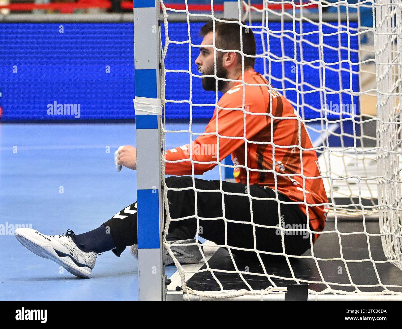 Miljan Vujovic (TVB Stuttgart, #16) sitzt geschlagen in seinem Tor. Bergischer HC vs. TVB ...