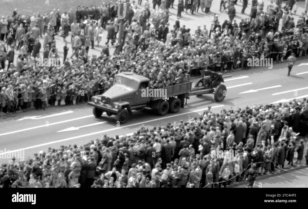 Deutsche Volksarmee DDR Haubitze 122mm M1938 mit LKW IFA G5 - nationale ...