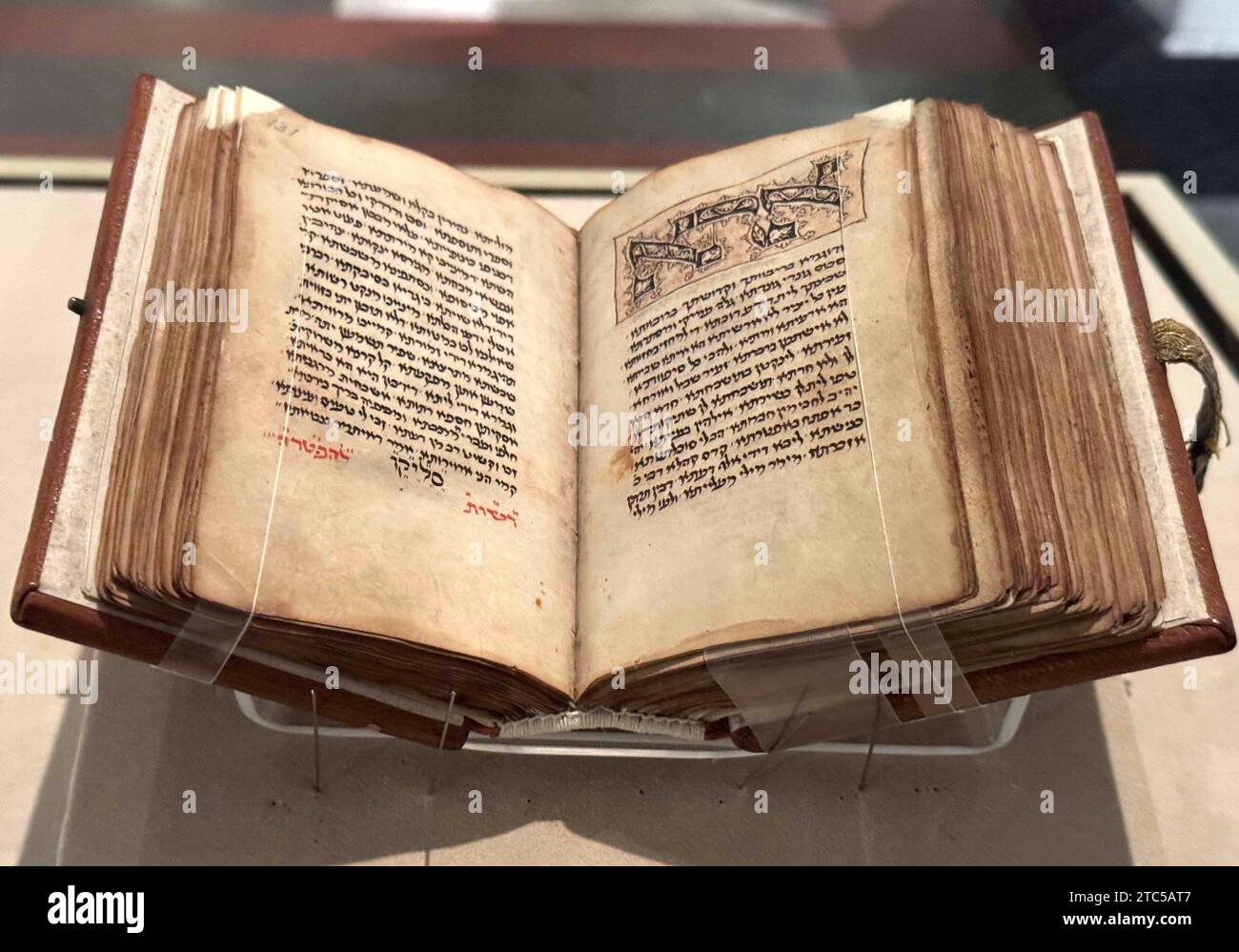 New York, New York, USA. Dezember 2023. Ein Blick auf ein hebräisches Gebetsbuch um 1294, das im ...