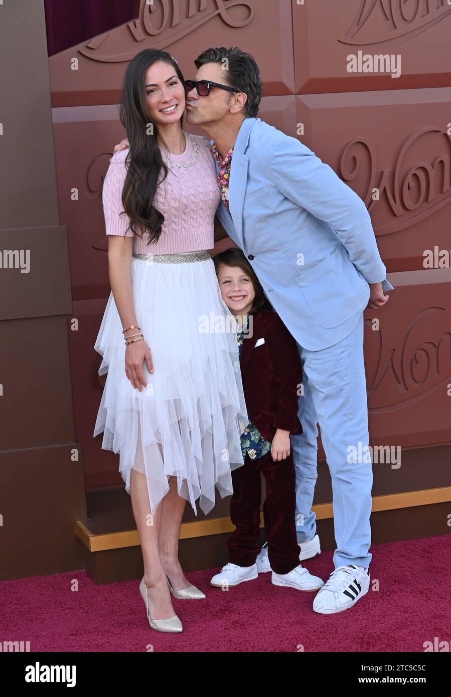 LOS ANGELES, USA. 10. Dezember 2023: Caitlin McHugh, John Stamos und ...