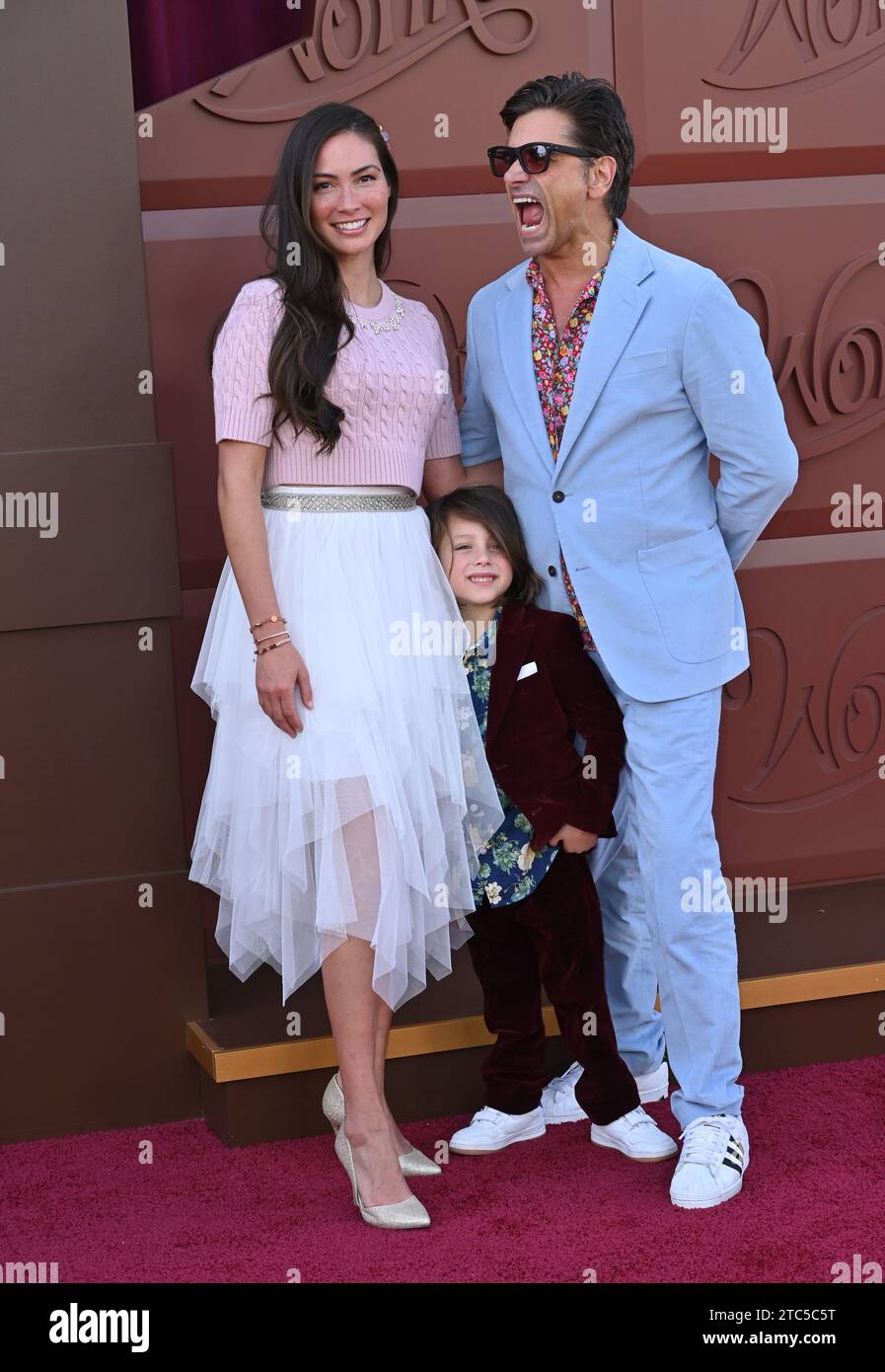 LOS ANGELES, USA. 10. Dezember 2023: Caitlin McHugh, John Stamos und ...