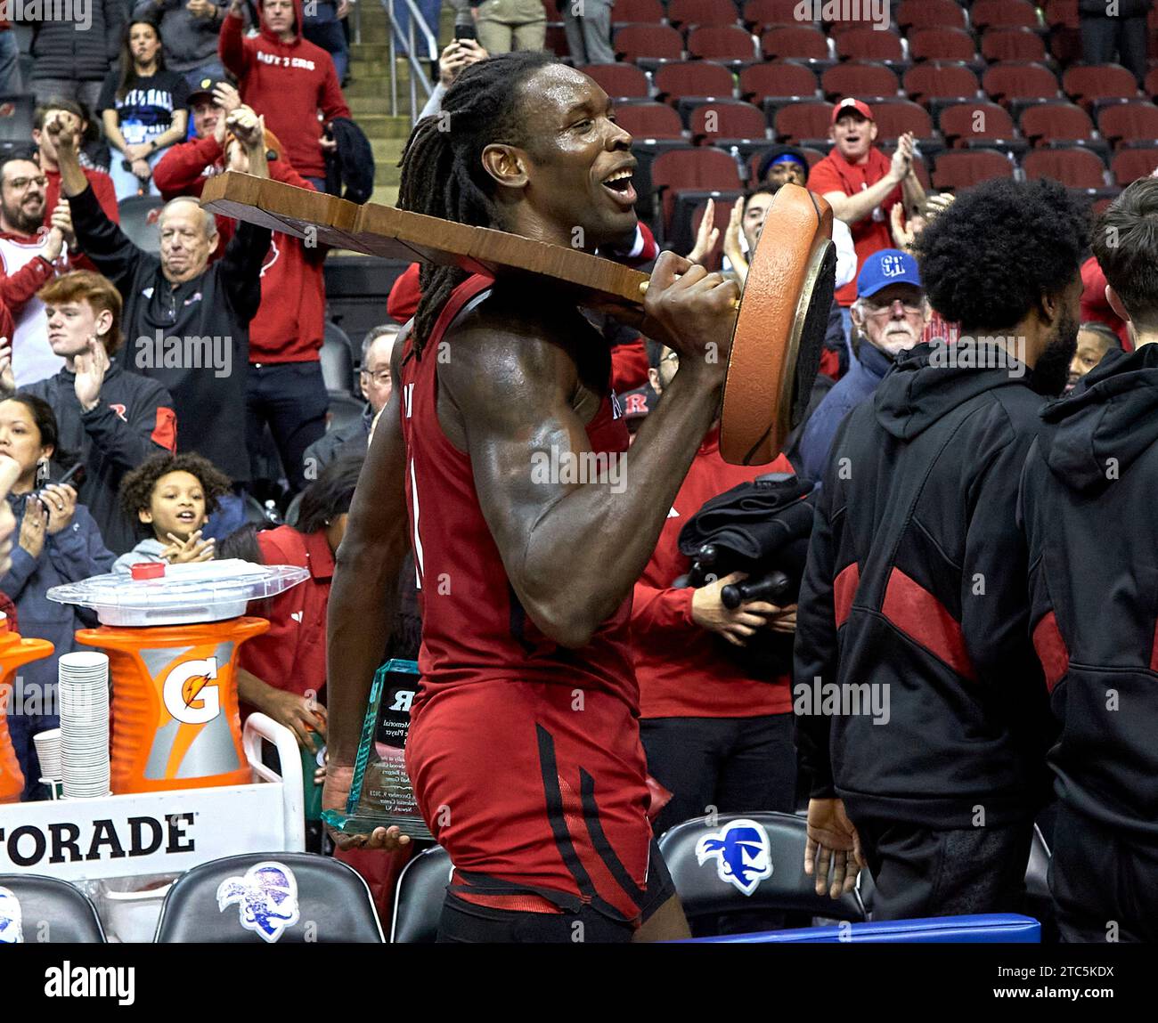Clifford Omoruyi (11) trägt die Trophäe Garden State Hardwood Classic ...