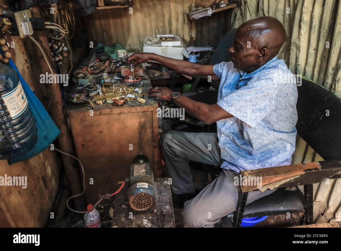 Samwel Mwangi fertigte am 25. Oktober 2023 in seinem Geschäft in Kibera Slum in Nairobi, Kenia ...