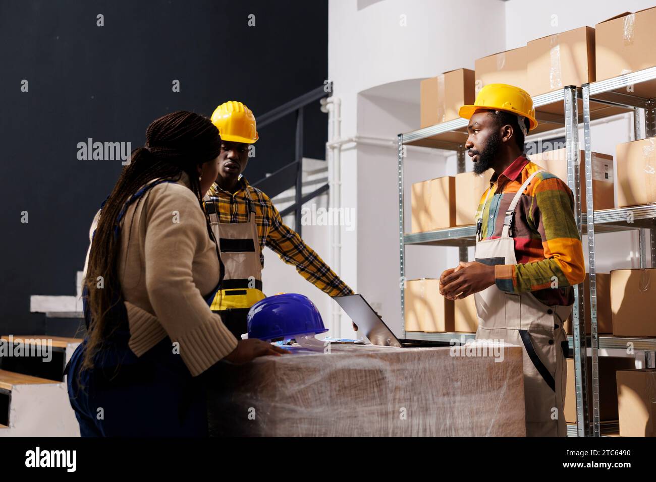 Erklären lager mitarbeiter -Fotos und -Bildmaterial in hoher Auflösung ...