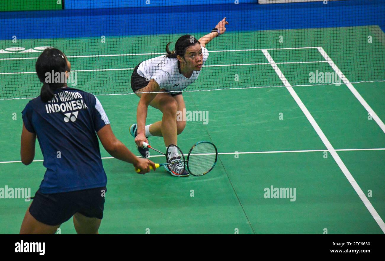 Guwahati, Indien. Dezember 2023. Tiffany HO aus Australien (weiß) im Kampf gegen Ester Nurumi ...