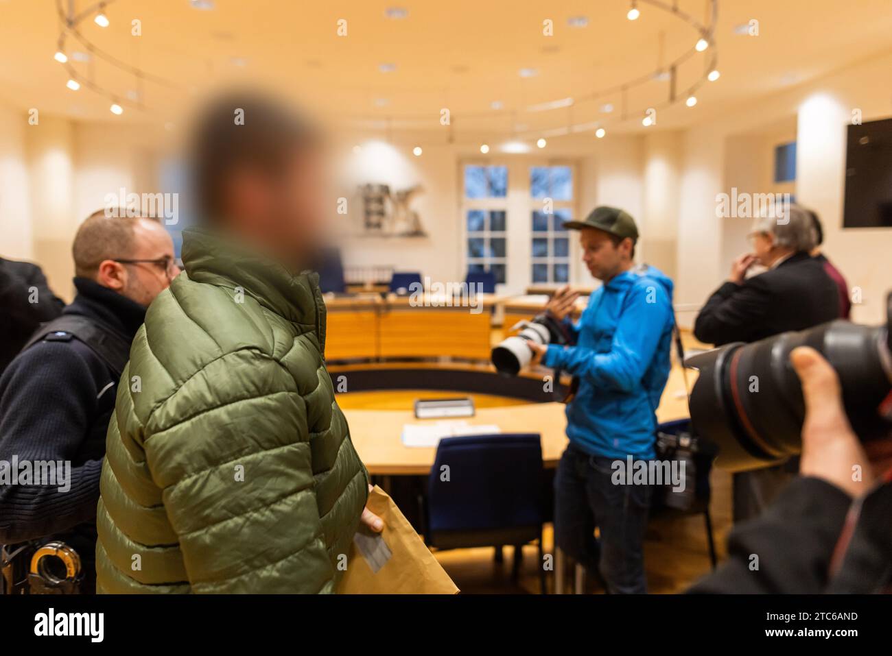 11. Dezember 2023, Baden-Württemberg, Waldshut-Tiengen: Ein Angeklagter wird in den Gerichtssaal ...