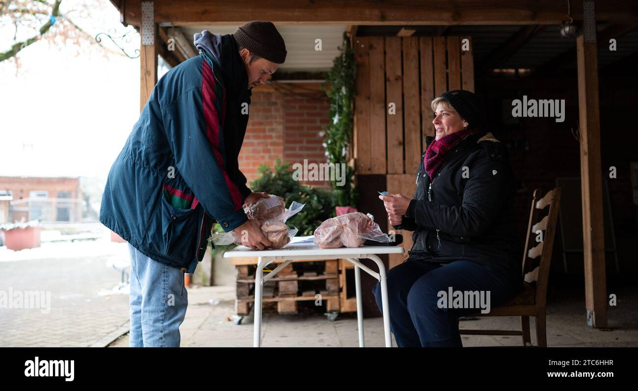 Reppenstedt, Deutschland. Dezember 2023. Hilke Hartmann (r) verkauft ...