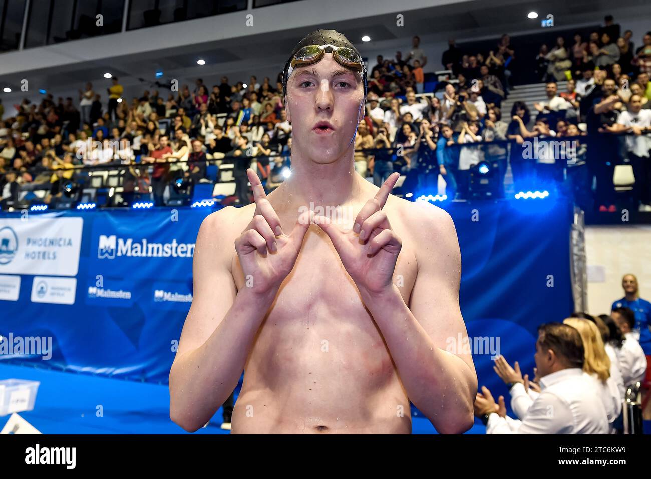 Daniel Wiffen aus Irland feiert nach dem Gewinn der Goldmedaille im 800-m-Freistil-Men-Finale ...
