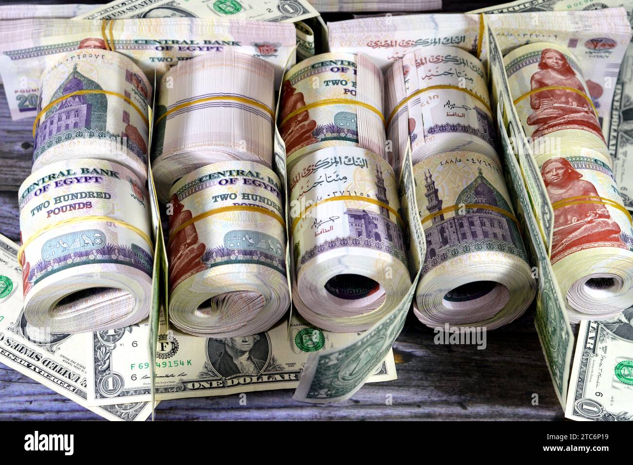 Stapel und Bündel von ägyptischem Geld Tausende von Pfund Geldscheine ...