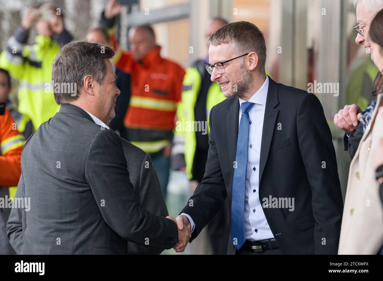 11. Dezember 2023, Saarland, Völklingen: Stefan Rauber (r ...