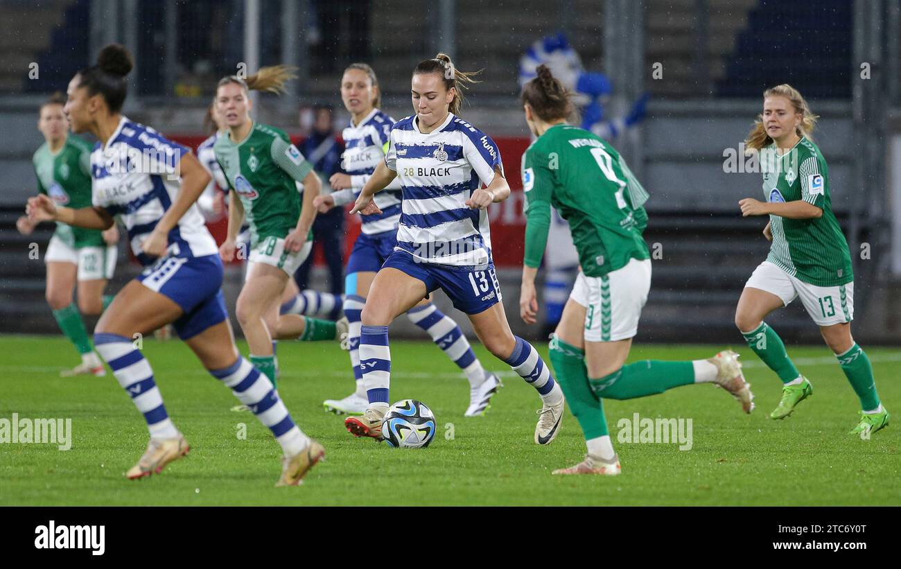 v.li.: Natalie Muth (MSV Duisburg, 13) am Ball, Einzelbild, Ganzkörper ...
