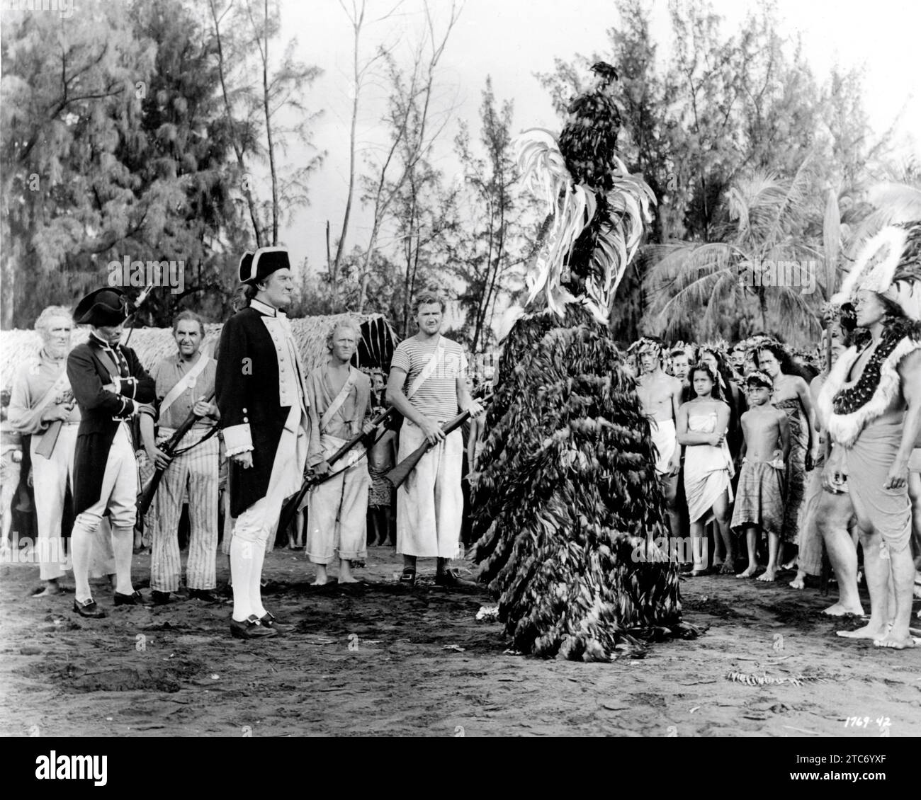 NOEL PURCELL MARLON BRANDO als Fletcher Christian HUGH GRIFFITH TREVOR ...
