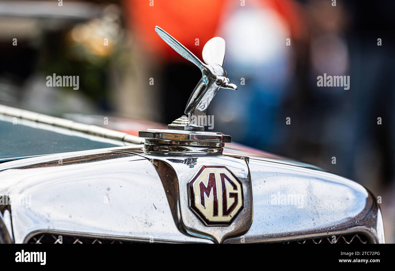 Herbstmesse Rafz die Figur und das Markenzeichen der Automarke MG an ...