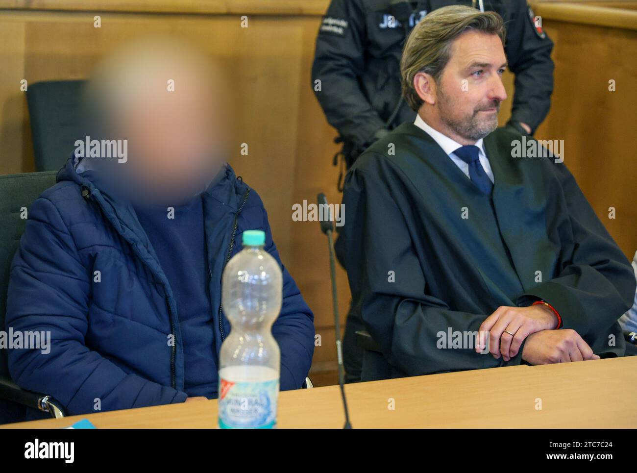 11. Dezember 2023, Niedersachsen, Osnabrück: Der 82-jährige Angeklagte ...