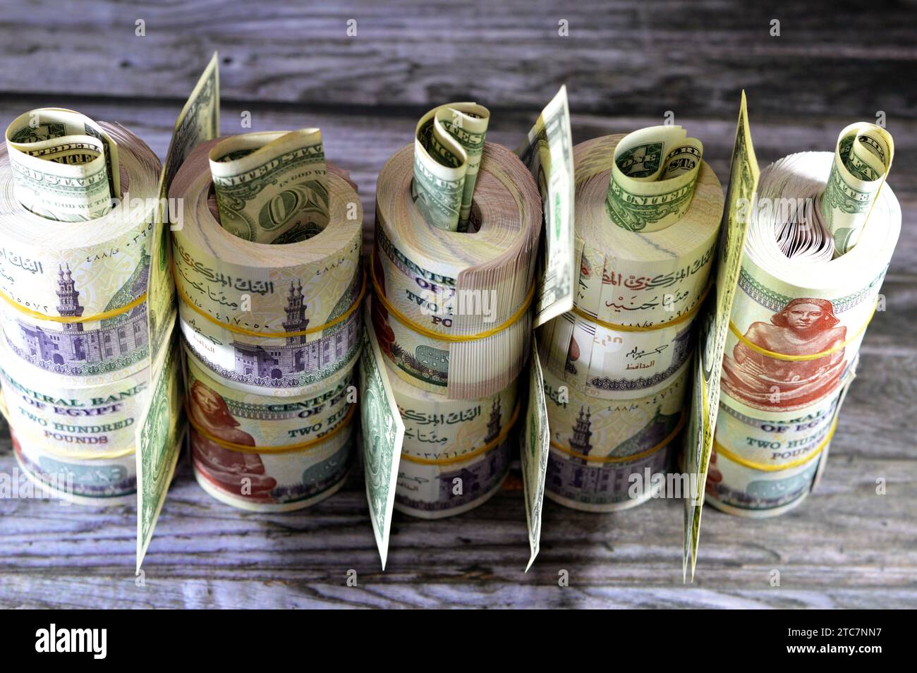 Stapel und Bündel von ägyptischem Geld Tausende von Pfund Geldscheine ...