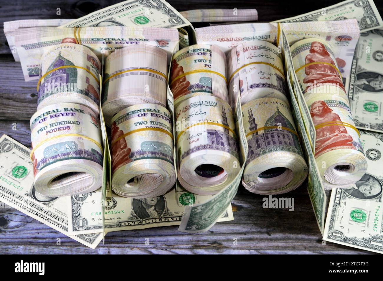 Stapel und Bündel von ägyptischem Geld Tausende von Pfund Geldscheine ...