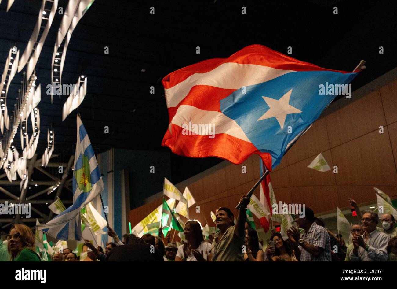 San Juan, USA. Dezember 2023. Ein Mann schwenkt die Flagge Puerto Rico ...