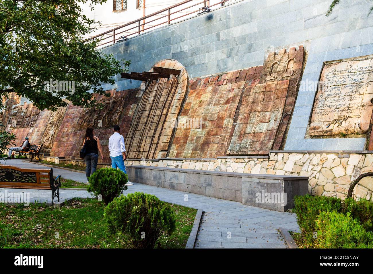 Signagi, Georgien - 24. September 2023: gedenkstätte mit den Namen der ...