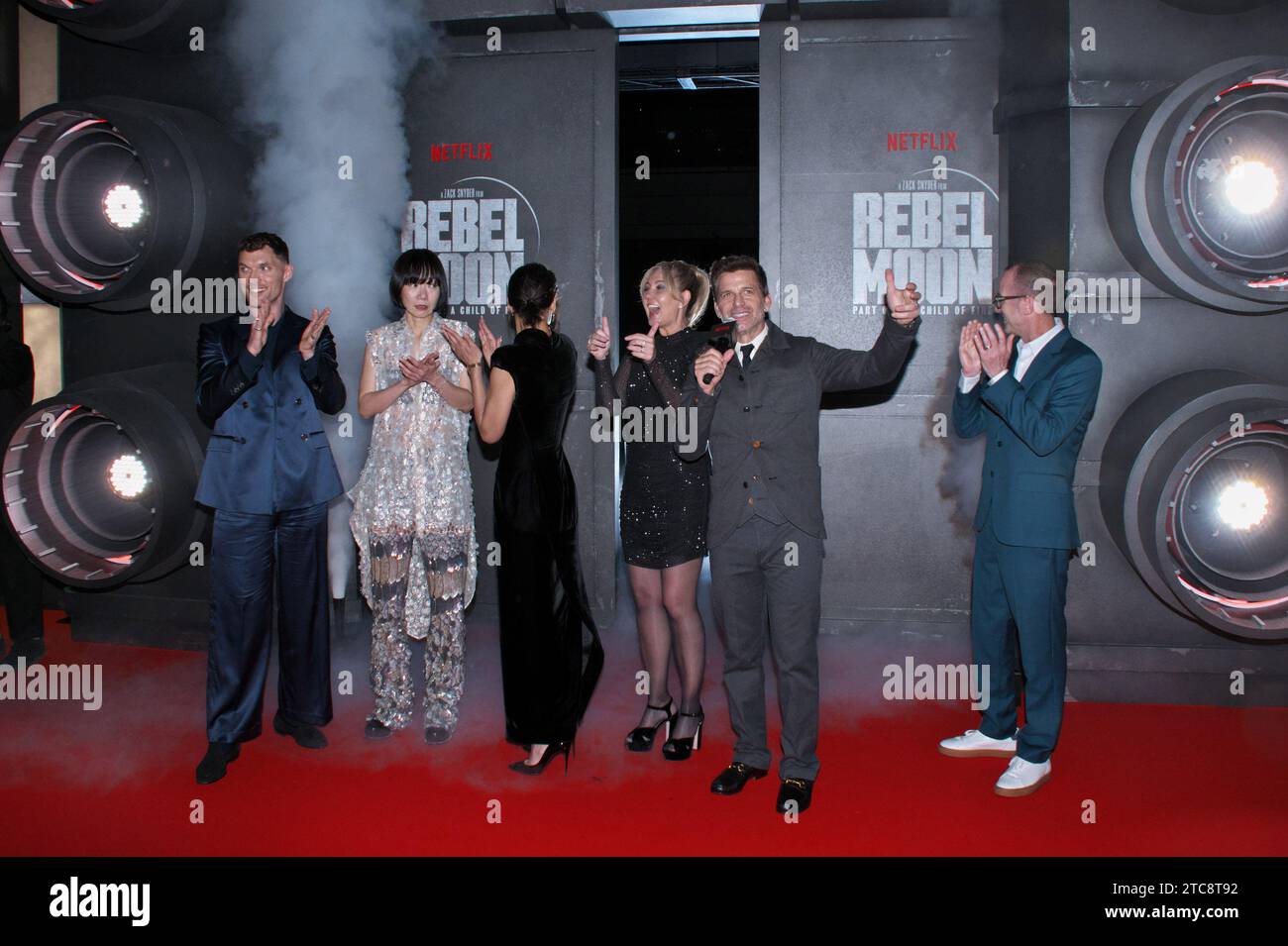 Tokio, Japan. Dezember 2023. (L-R)die Schauspieler Ed Skrein, Bae doona ...