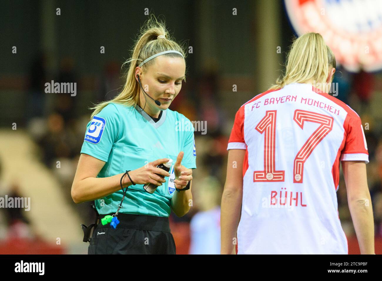 München, 11. Dezember 2023: Schiedsrichter Fabienne Michel mit Klara Buehl (17 FC Bayern München ...