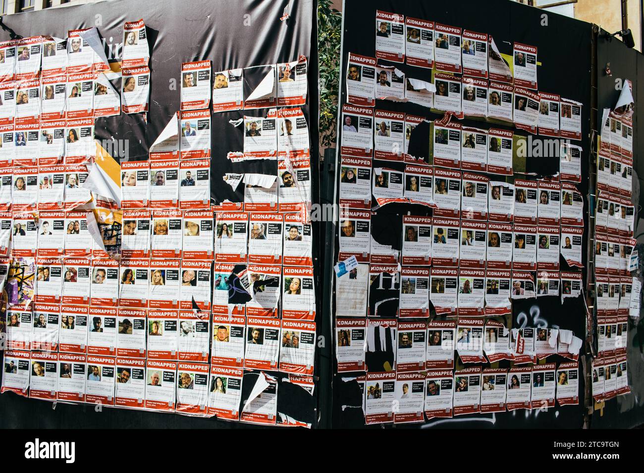Tel Aviv, Israel - 10. Dezember 2023 Poster mit dem Gesicht der Geiseln ...