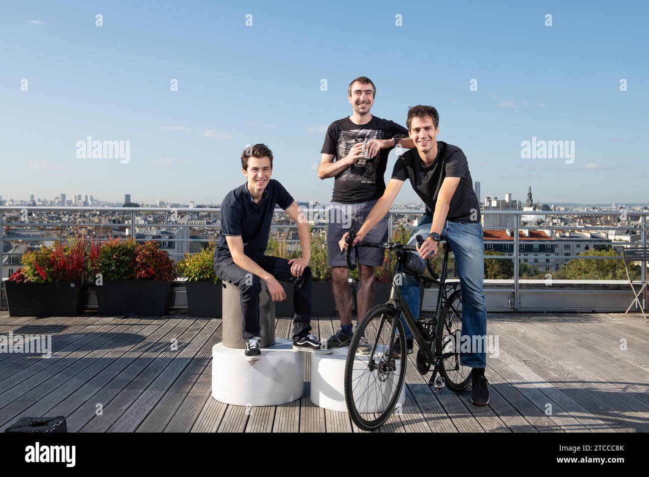 Das Foto vom 15. September 2023 zeigt die drei Mitbegründer von Mistral ...