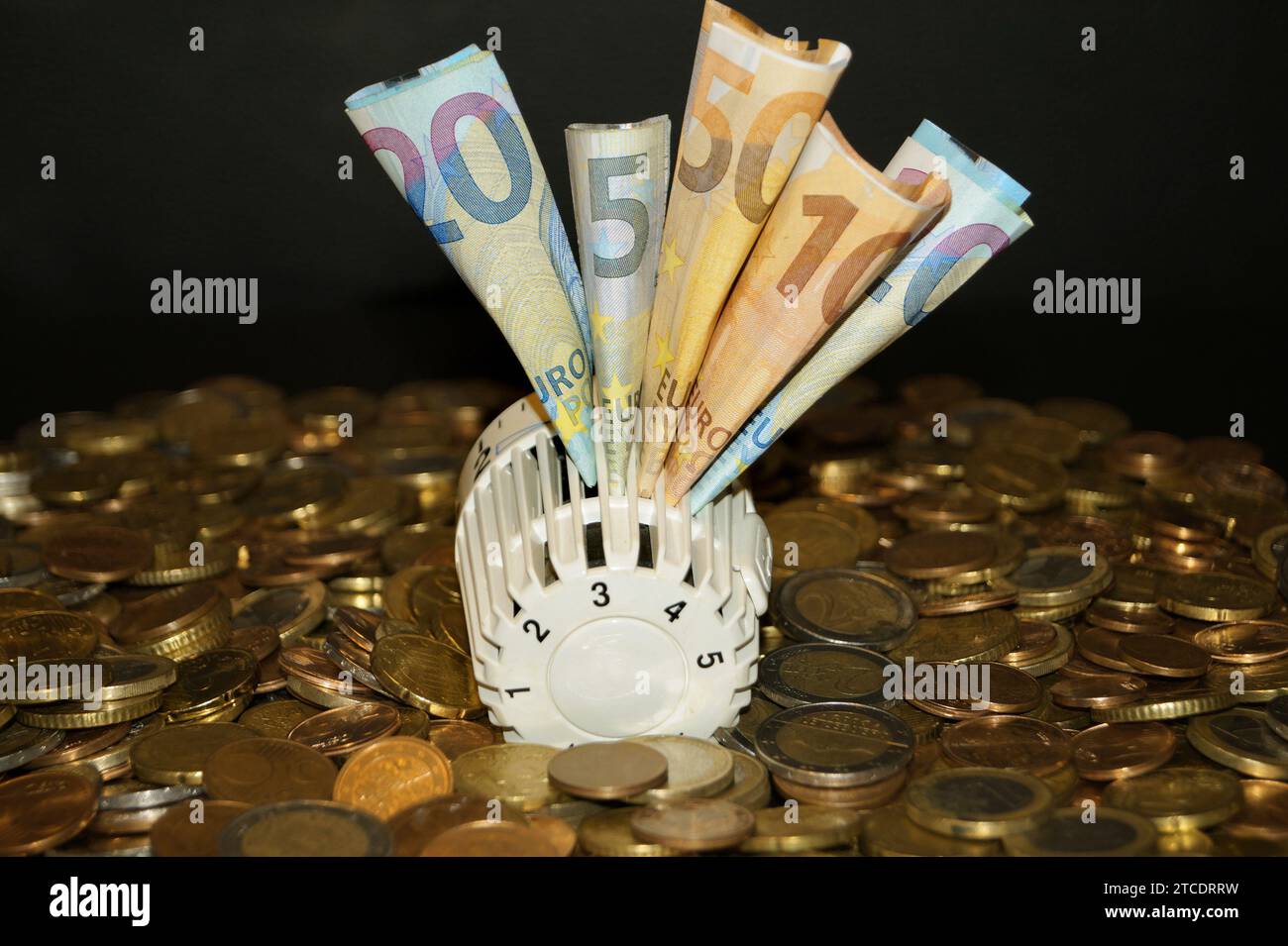 Thermostatventil einer Heizung mit Euro-Scheinen und Münzen, Symbol ...