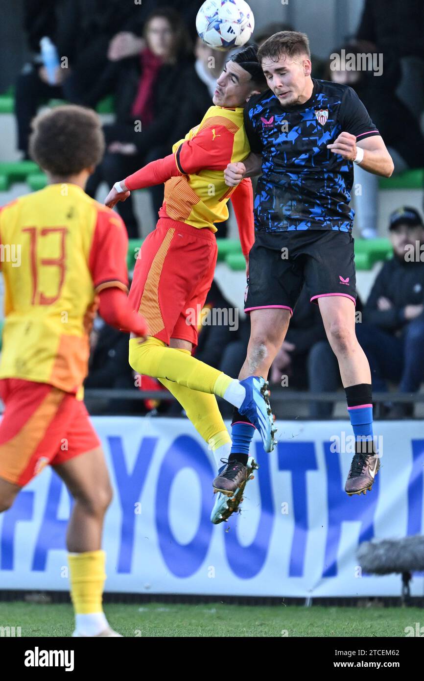 Linse, Frankreich. Dezember 2023. Ismael Aouad (15) von RC Lens kämpfte ...
