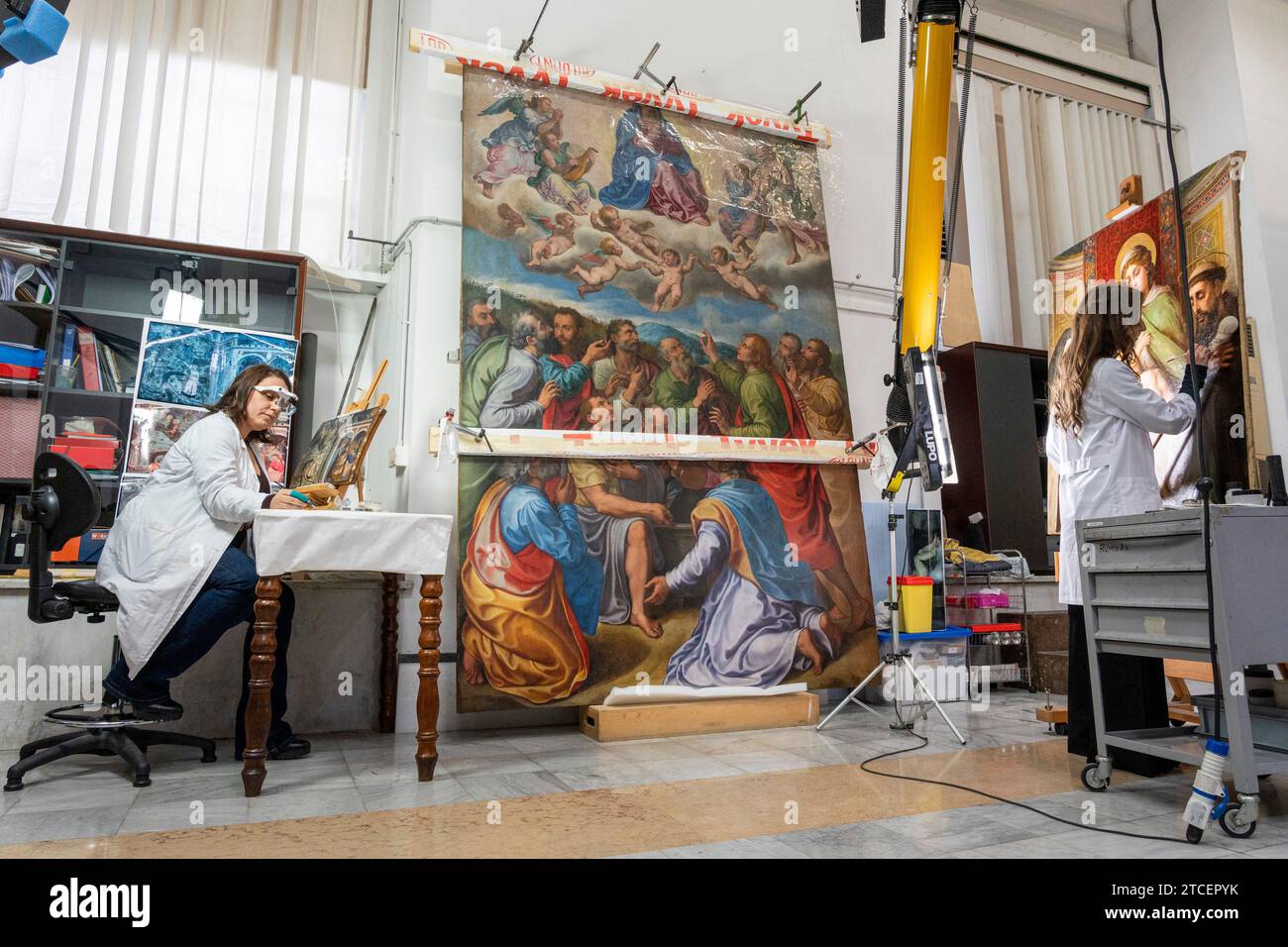 Vatikanstadt, Vatikan. Dezember 2023. Die Restauratoren Chiara ...