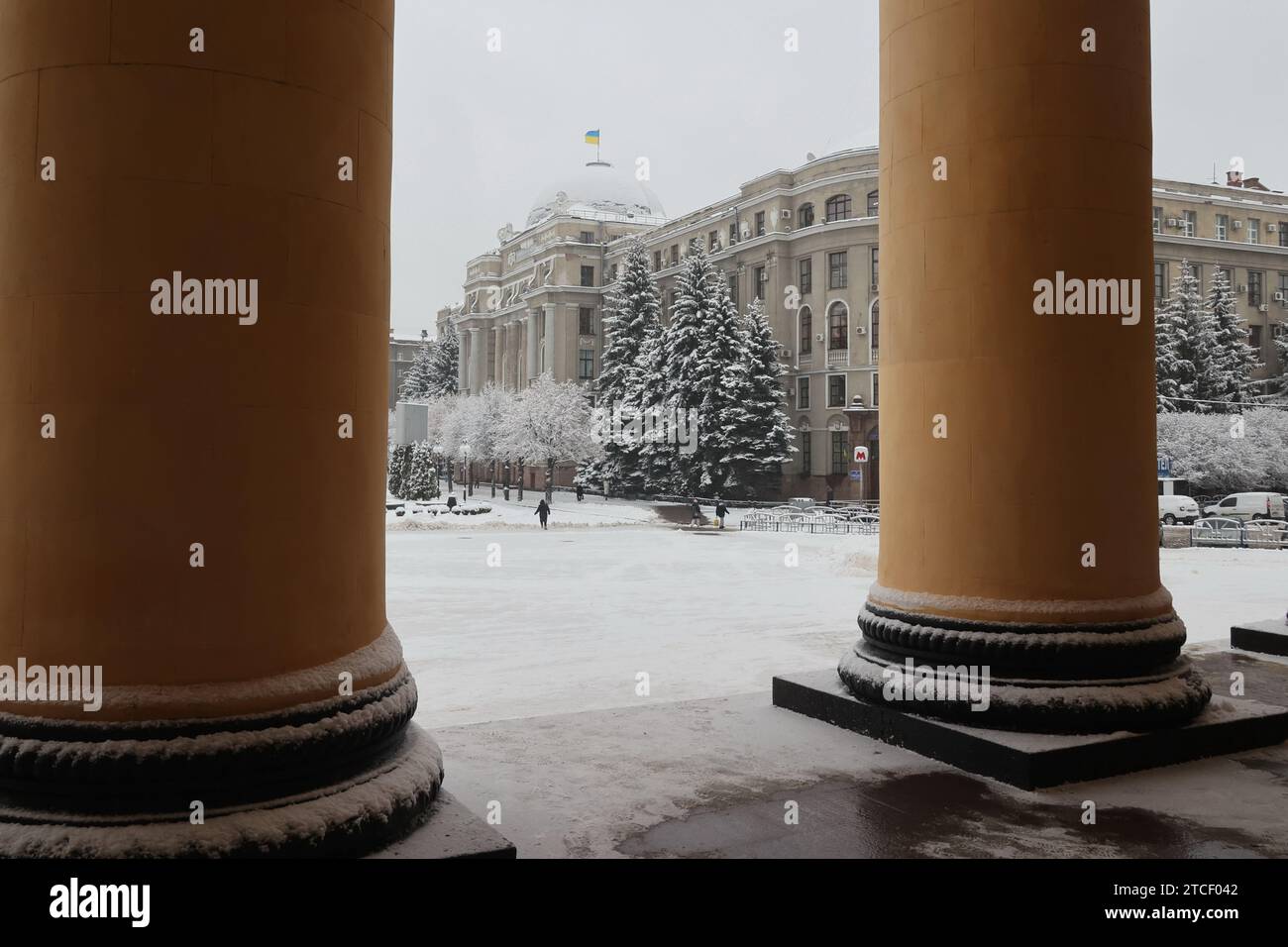 CHARKIW, UKRAINE - 12. DEZEMBER 2023 - Eine ukrainische Flagge krönt ...