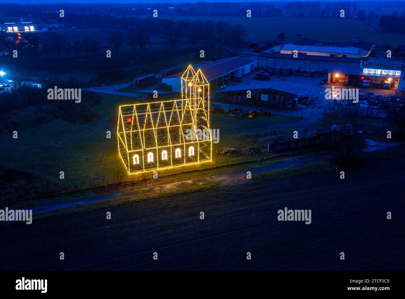 Fahrbinde, Deutschland. Dezember 2023. Die Weihnachtskirche, die in den letzten Tagen von ...