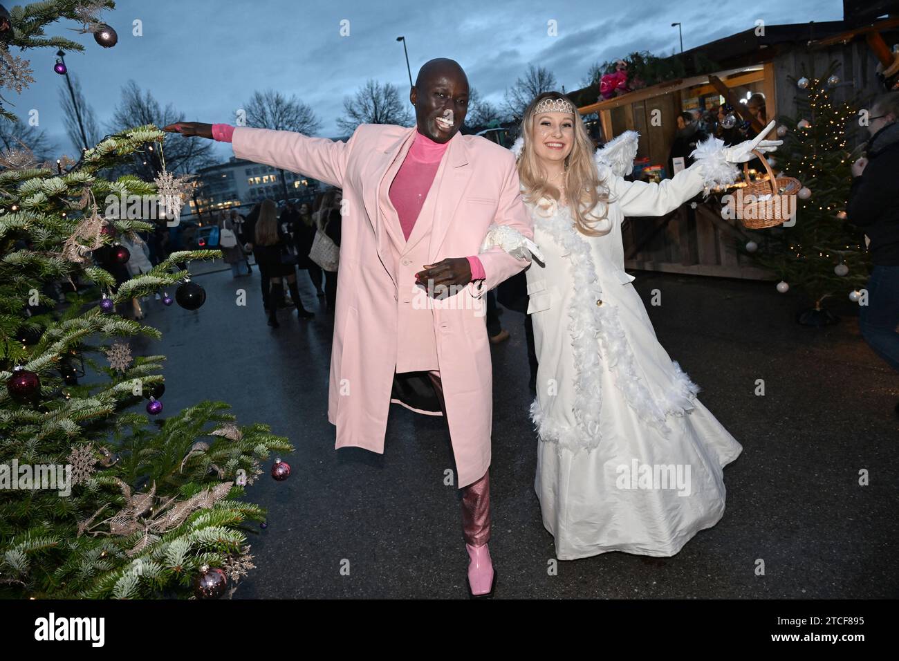 München, Deutschland. Dezember 2023. Model Papis Loveday (l) und ...
