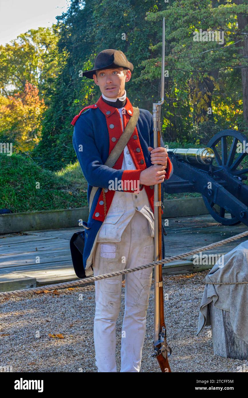 Ein Soldat der Revolutionery Army zeigt Touristen die Waffen des Tages ...