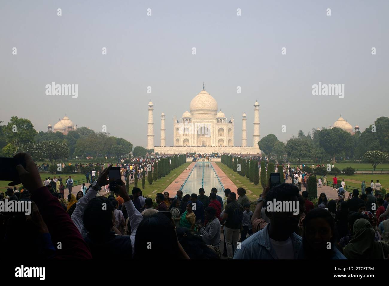 Taj Mahal, ein Mausoleum aus elfenbeinfarbenem Marmor in Agra, Uttar ...
