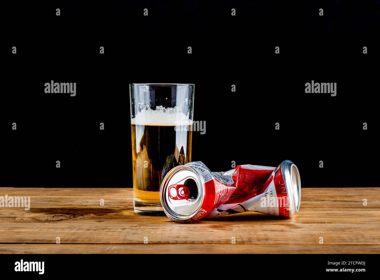 Moskau, Russland - 08. Dezember 2023: Ein Glas Bier und eine ...