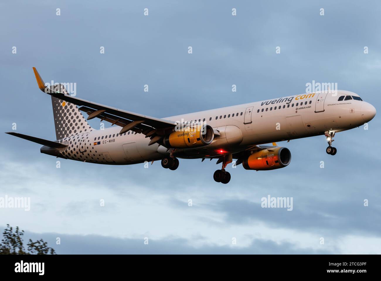 Der Airbus A321-231 A321 der Fluglinie Vueling VY / VLG mit der ...