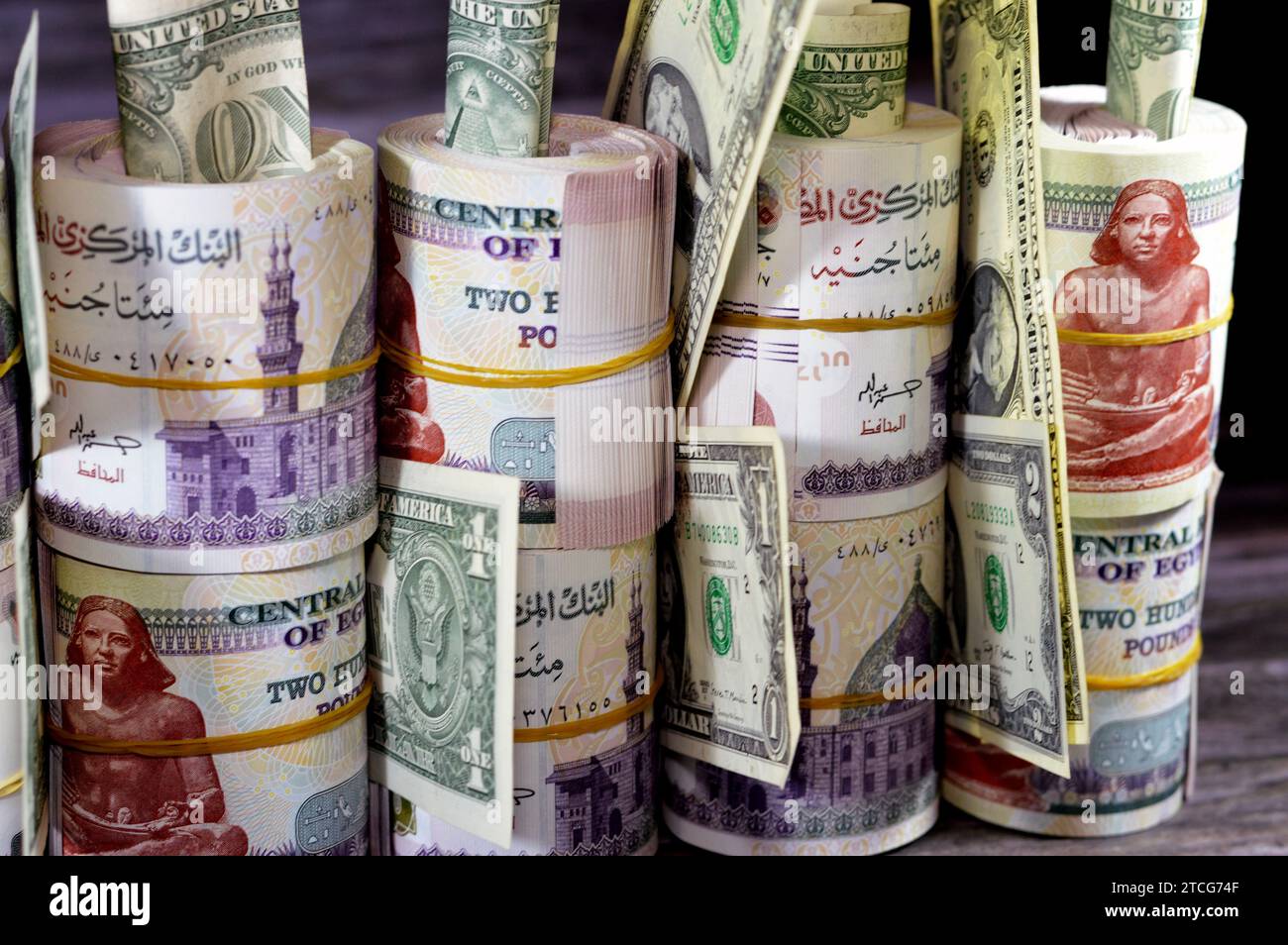 Stapel und Bündel von ägyptischem Geld Tausende von Pfund Geldscheine ...