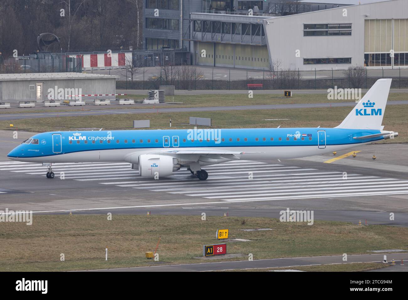 Die Embraer E195-E2 E295 der Fluglinie KLM KL / KLM, Betreiber KLM ...