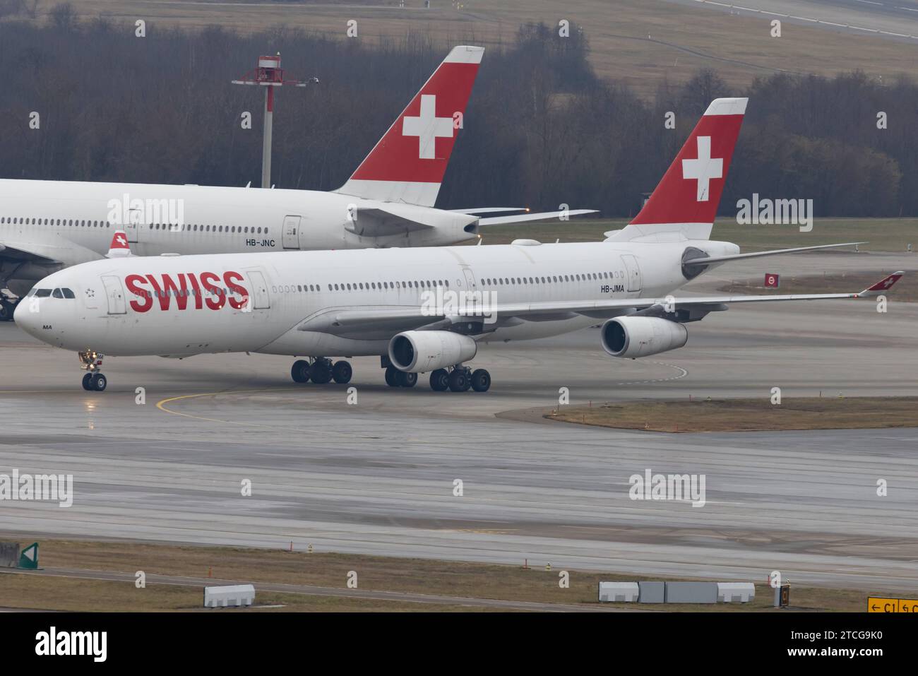 Der Airbus A340-313 A343 der Fluglinie Swiss LX / SWR mit der ...