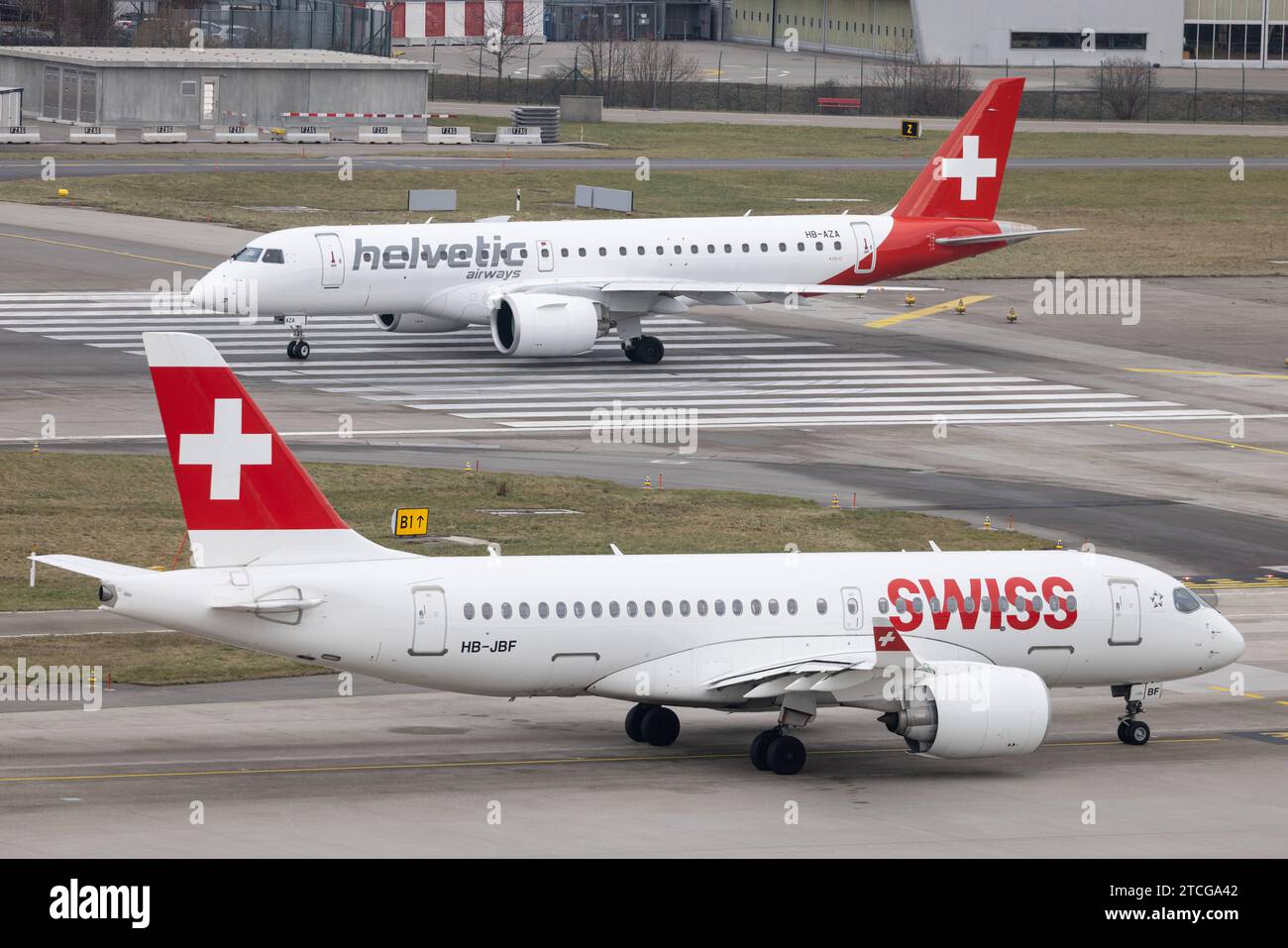 Der Airbus A220-100 BCS1 der Fluglinie Swiss LX / SWR mit der ...