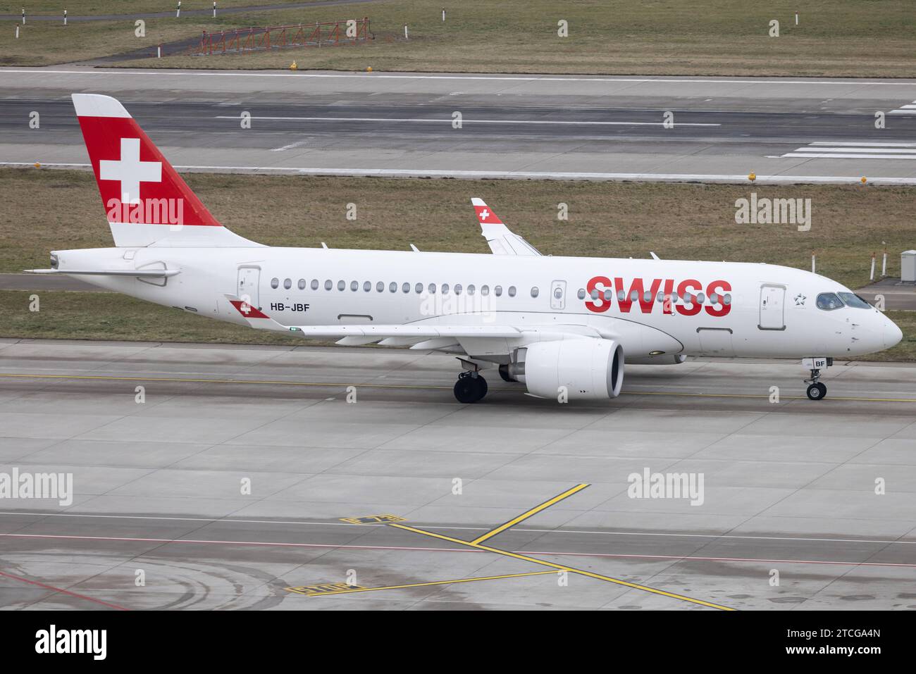 Der Airbus A220-100 BCS1 der Fluglinie Swiss LX / SWR mit der ...