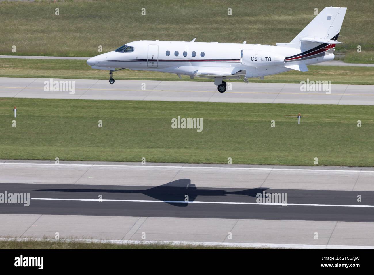 Die Cessna 680A Citation Latitude C68A der Fluglinie NetJets Europe / NJE mit der Registrierung ...